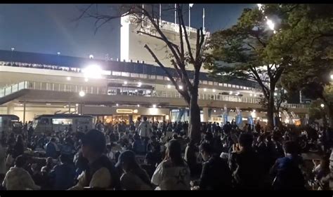 【野球】dena日本一が見たい！ ハマスタ場外にファン集結で大盛り上がり 「凄いことになってる」「雰囲気やばい」 News Everyday