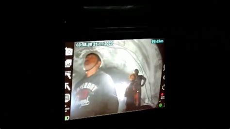 Los Equipos De Rescate Logran Comunicarse A Través De Una Cámara De