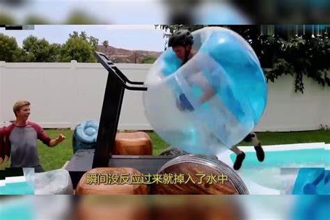 国外小伙作死挑战跑步机，一边跑一边丢香蕉皮，结果你猜怎么着？ 挑战 小伙 结果