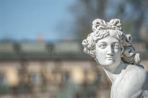 Antigua Estatua De Una Sensual Mujer Desnuda De La Era Renacentista En El Parque De Potsdam