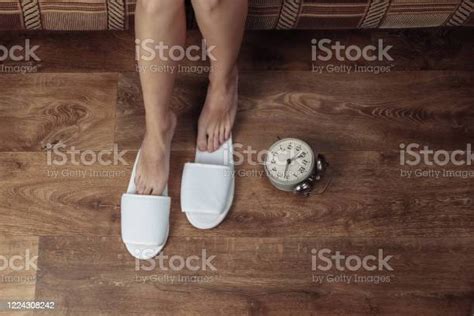 나무 바닥에 흰색 슬리퍼와 알람 시계와 여성 맨발의 상단보기 가정 각성 개념에 대한 스톡 사진 및 기타 이미지 개념 개념과