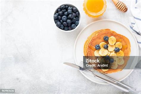 바나나 블루베리 콘크리트 바탕에 꿀과 버터 밀크 팬케이크 팬케이크에 대한 스톡 사진 및 기타 이미지 팬케이크 바로 위 0명 Istock