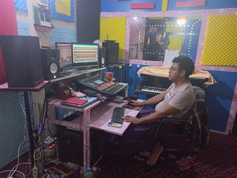 ကိုဝင်းမင်းမန်းရွှေမိုး ကီးဘုတ်ပညာဒါန Facebook