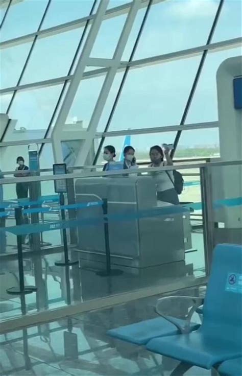 南航回应“女子大喊机票超售无法登机”：改签航班并赔偿650元视频卖超网友