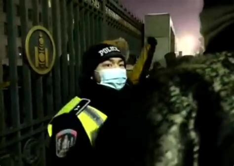 21 00 цагаас жагсаалыг албадан тараах хотын даргын захирамж гарсан хэдий ч жагсагчид жагсаалаа