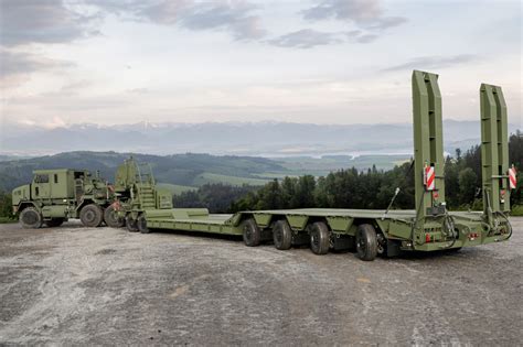 Broshuis Logo Broshuis Driving Innovation