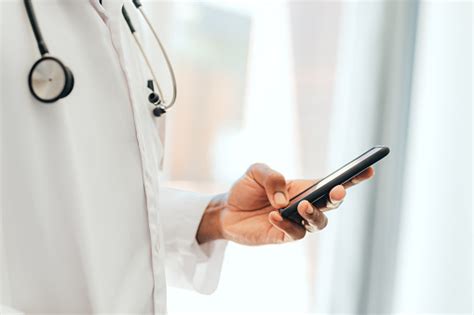 전화 전화 또는 통신을위한 5g 모바일 장치 또는 스마트 폰이있는 흑인 건강 관리 의사의 손 아프리카 남자 또는 디지털 휴대