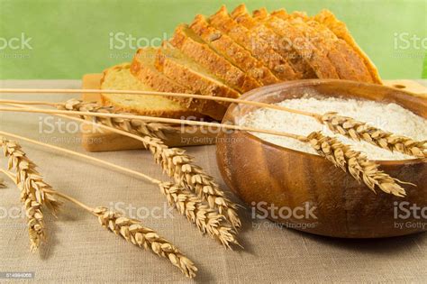 얇게 썬 식빵 밀가루 In 압살했다 보울 및 위트 Spikelets 0명에 대한 스톡 사진 및 기타 이미지 0명 갈색