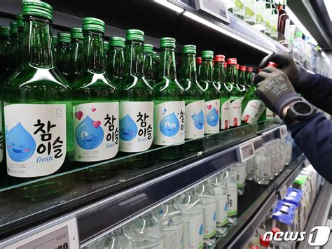 단독 Cu 참이슬·진로 소주 가격 인하 선제 적용소비자 부담 던다 뉴스1