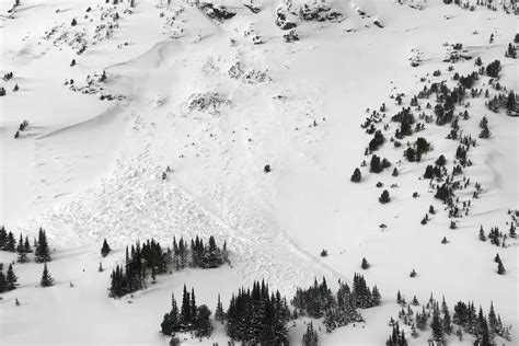 Chilcotin Avalanche Deaths Powder Canada