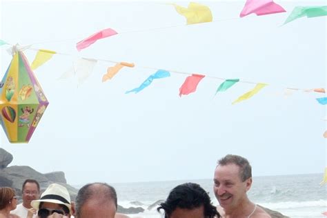Presença de estrangeiros mais que dobra público em praia de nudismo no