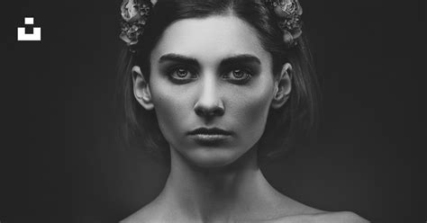 Foto En Escala De Grises De Una Mujer Foto Imagen De Retrato Gratuita