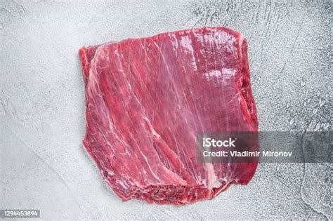 원시 측면 또는 플랩 쇠고기 고기 스테이크 흰색 배경입니다 위쪽 보기 검은색에 대한 스톡 사진 및 기타 이미지 검은색 고기 날것 Istock