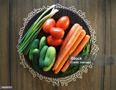 다채로운 가까이와 오이 당근 타원형 토마토 딜 길고 흰 Bunching 상록 양파 야채 접시의 사진 건강한 생활방식에 대한 스톡