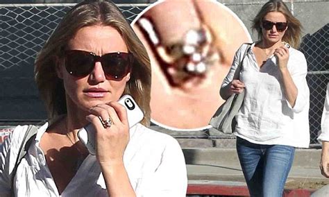 Cameron Diaz Flashes Those Curious Rings Again Daily Mail Online