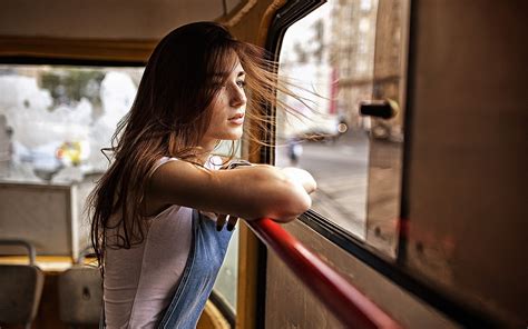Девушки в автобусе 49 фото