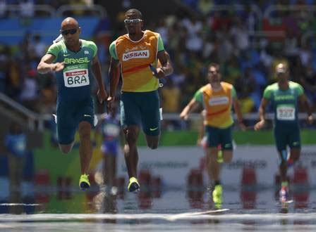 Brasil bate recorde paralímpico e leva o ouro no revezamento 4x100m T11 13