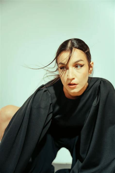 Emaa Cântă în Deschiderea Trupei Coldplay „simt Că Tot Ce Am Construit