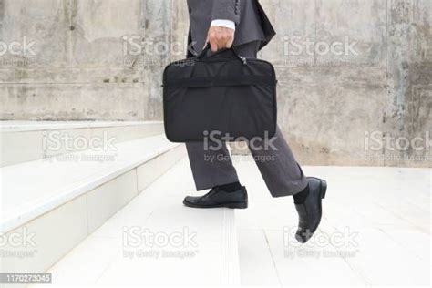 사업가가 계단을 올라다 계단을 걷는 비즈니스 신발에서 남자의 하부 사람들 라이프 스타일 성공과 경쟁 개념 다리 신체 부분에 대한