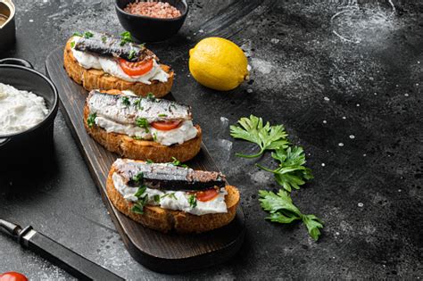 물고기와 리코타가있는 Crostini 검은 어두운 돌 테이블 배경 텍스트를위한 복사 공간 0명에 대한 스톡 사진 및 기타 이미지