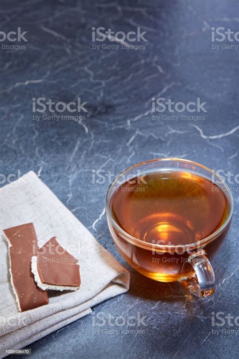 어두운 회색 대리석 백그라운드에 초콜릿 조각을 홍차의 유리 컵의 수직 그림 상위 뷰 0명에 대한 스톡 사진 및 기타 이미지