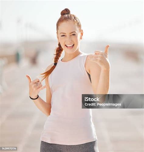 하와이 서퍼의 행복 피트니스 및 여성은 야외에서 운동 스포츠 및 동기 부여를 위한 손짓입니다 건강한 심장 운동 및 Shaka 손 기호에 좋은 느낌의 백인 여성의 초상화