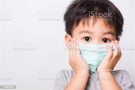 클로즈업 아시아 얼굴 작은 아이 아픈 그는 흰색 배경에 의학 의료 마스크를 사용 하 여 감기와 독감에 대한 스톡 사진 및 기타 이미지 감기와 독감 건강관리와 의술