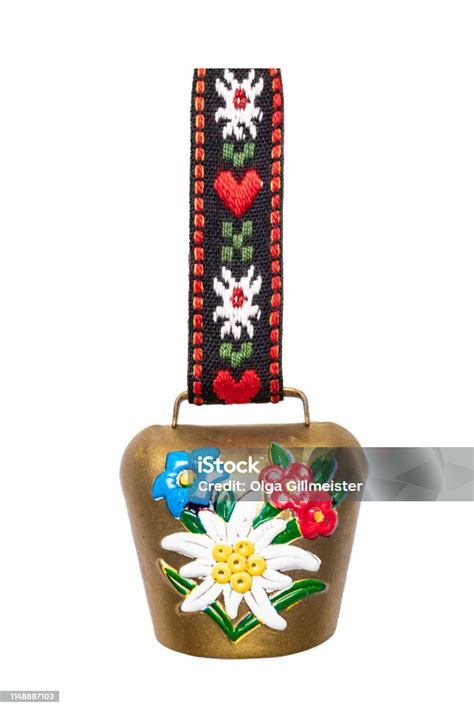 스위스 기념품 에 델 바이스와 젠 톈 흰색 배경에 고립 된 화려한 스위스 카우 벨의 근접 촬영 매크로 스위스에 대한 스톡 사진
