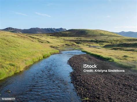 화산 언덕 무성한 잔디 및 Alftavatn 호수의 캠핑장 옆에있는 푸른 강 여름 화창한 날 아이슬란드 하이랜드 의 Fjallabak 자연 보호 구역의 풍경은