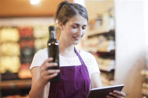 Supermarket Shop Assistant Controllare I Prodotti Utilizzando Un Tablet