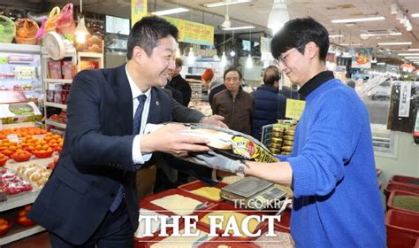 김진경 경기도의회 의장 상권 활성화 방안 모색시흥 정왕시장 방문
