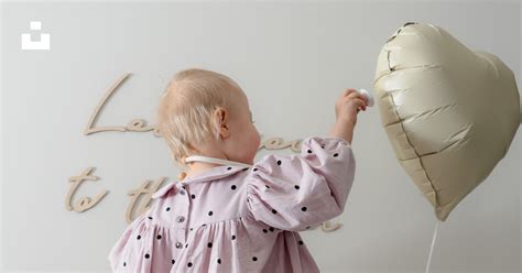 분홍색 드레스를 입고 풍선을 들고 있는 어린 소녀 사진 Unsplash의 무료 드레스 이미지