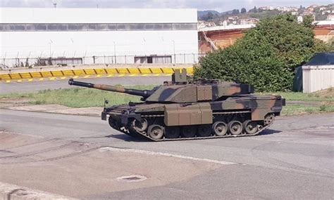 Der überarbeitete italienische Panzer C1 Ariete mit verstärkter