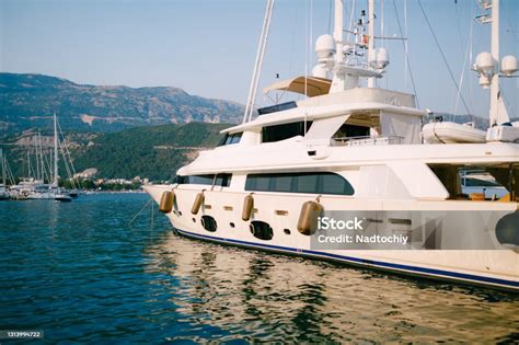 부드바 몬테네그로의 보트 선착장 너머로 항해하는 고급 흰색 모터 요트 요트 레크리에이션 선박에 대한 스톡 사진 및 기타 이미지
