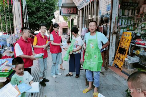 湖南双峰三塘铺镇：大学生志愿者“送法下乡” 助力乡村法治建设群众活动服务者