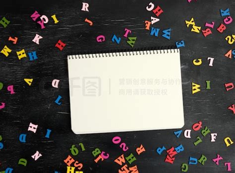 笔记本免抠元素 英文字母表和纸质笔记本的多彩多姿的小木字母 素材免费下载 626像素 jpg格式 编号69216517 千图网