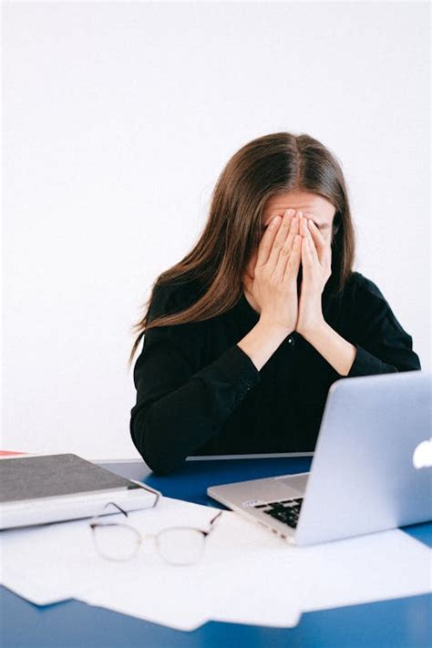 Copy Space 갈색 머리 감정 감정적인 걱정 기술 기업 노트북 당황 무선 문서 번아웃 사무실 성인