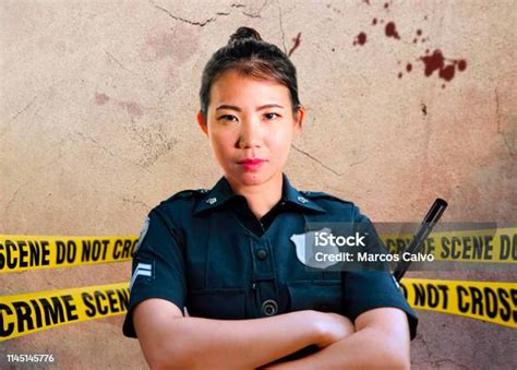 살인 수사 및 법 집행 개념에 경찰 선 노란 테이프를 교차 하지 않는다에서 증거를 보존 하기 위한 범죄 현장의 양육에 심각한 서