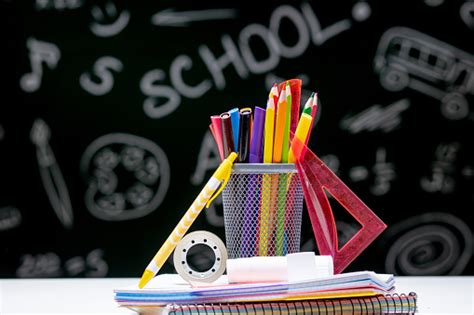 문구 액세서리와 학교 배경입니다 녹색 칠판 배경에 책상에 누워 책 글로브 연필 및 다양한 사무 용품 0명에 대한 스톡 사진 및 기타 이미지 Istock