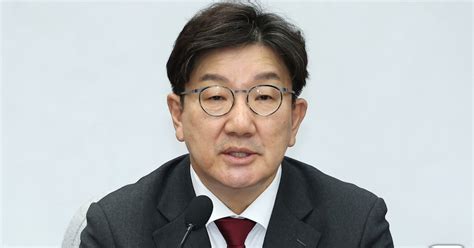 민주 이재명 공격하면 與 비호감 가려지나권성동 누워서 침 뱉기