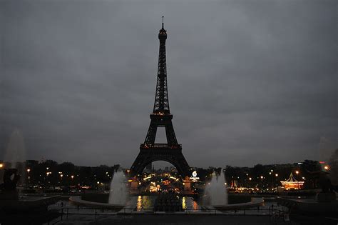 Luzes Na Torre Eiffel Se Apagam Mais Cedo Para Economia De Energia