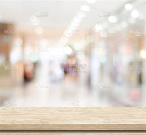 空桌子和模糊的商店与散景背景