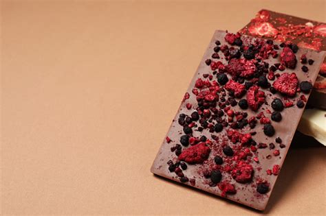 베이지색 배경에 동결 건조 과일이 있는 다른 초콜릿 바 텍스트를 위한 공간 초콜릿 바에 대한 스톡 사진 및 기타 이미지