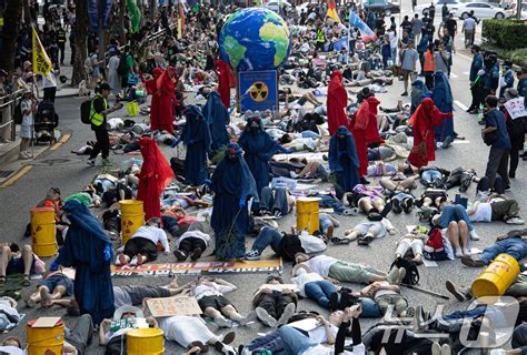 다이인 퍼포먼스 펼치는 참가자들 뉴스1