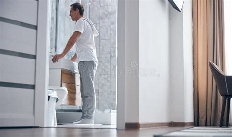 Homem Bonito Olhando Para Si Mesmo No Espelho Foto De Stock Imagem De Corte Pessoa