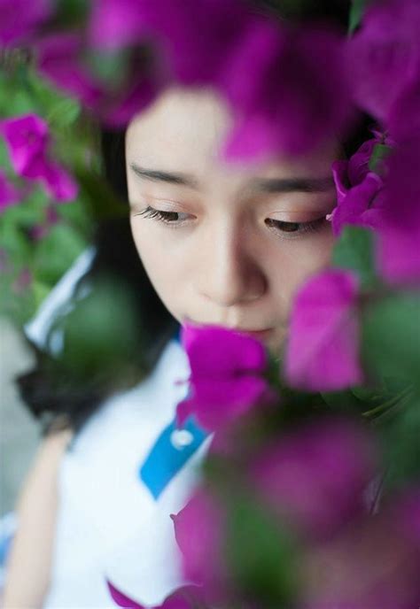 美女照迷離的眼神真大 黑黑的長髮真好 校園風透著一股清泉 每日頭條