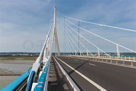 bridg高清图片 有钢缆的塔从法国桥梁诺曼底桥在塞纳河上在诺曼底桥的高速公路塞纳河上的法国桥 风景名胜免费下载 jpg格式 5100像素