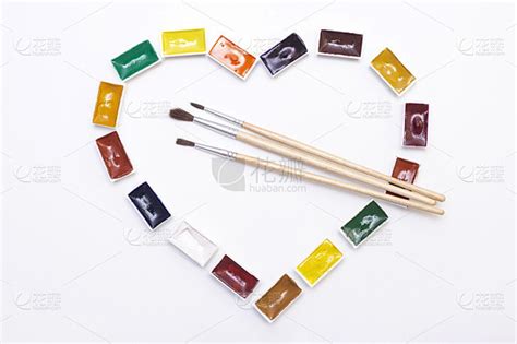 心形水彩艺术颜料刷子调色板调色板用于用水绘画的多种颜色的颜料在白色背景上从以上观点平躺