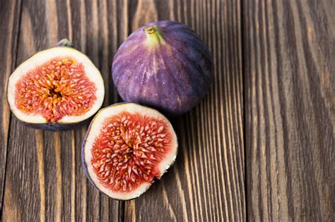 Buah Ara Matang Segar Di Atas Meja Kayu Buah Ara Mediterania Yang Sehat
