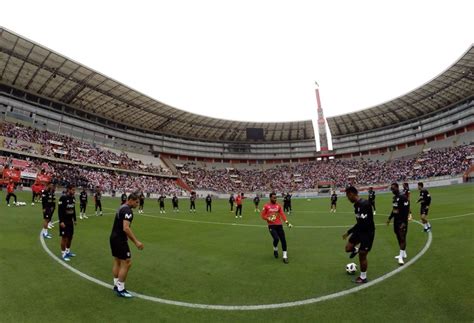 Selección Peruana Realizó Entrenamiento De Despedida En El Estadio